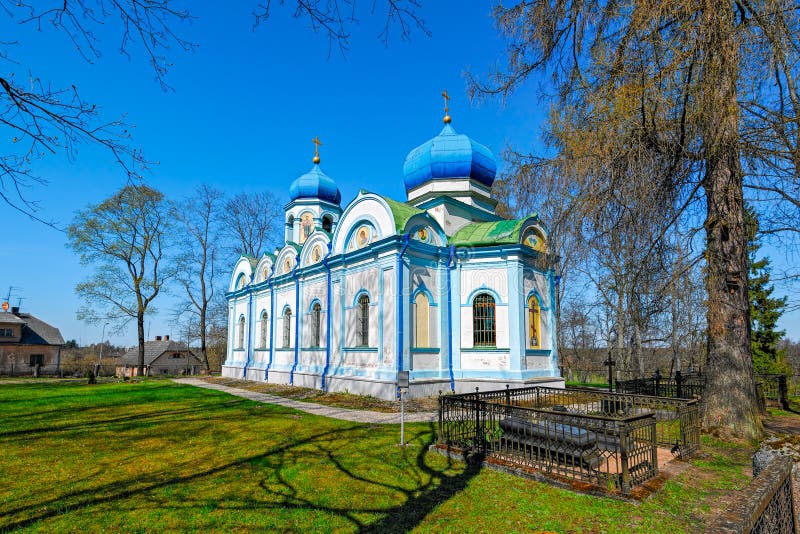 Iglesia Ortodoxa Hermosa En Cesis, Letonia, Europa Foto de archivo ...