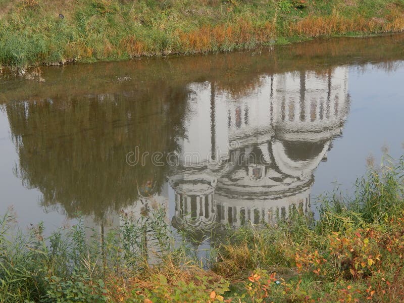 Iglesia Reflejada En El Agua Del Lago Imagen de archivo - Imagen de ... Iglesia Reflejada En El Agua Del Lago Imagen de archivo - Imagen de ...
