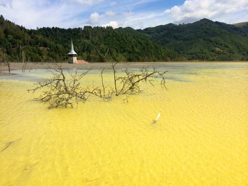 Iglesia sumergida imagen de archivo. Imagen de sumergido - 44155135