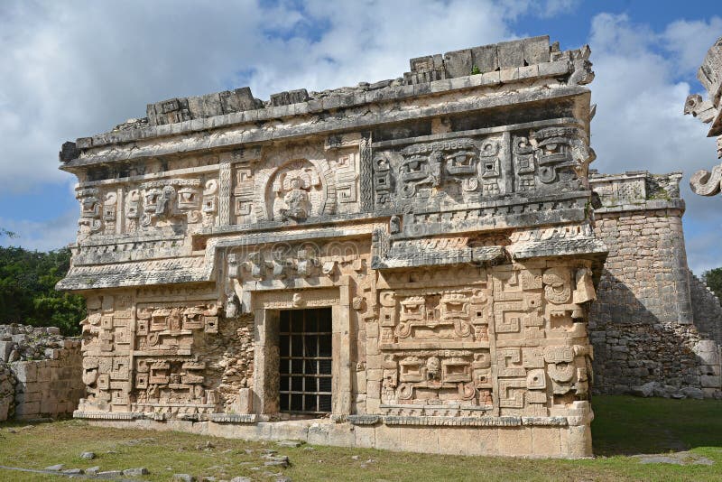 Iglesia Y Templo De Alivios En Chichen Itza Imagen de archivo - Imagen ...