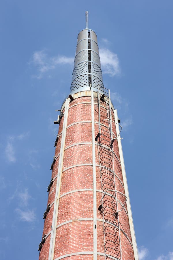 Iglica zdjęcie stock. Obraz złożonej z wierza, niebo - 33600992