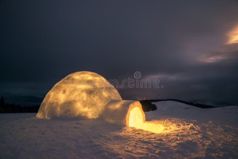 Iglo stock afbeelding. Image of avontuur, insluiten, gebouwen - 82108253