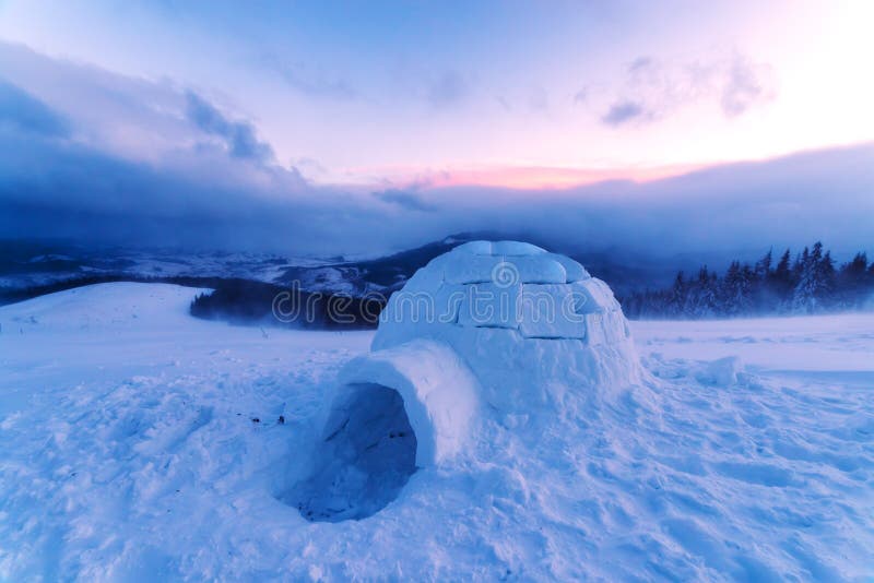 Iglu, Isoliert in Einem Schneefeld Mit Verschneitem Berg, Arktische ...