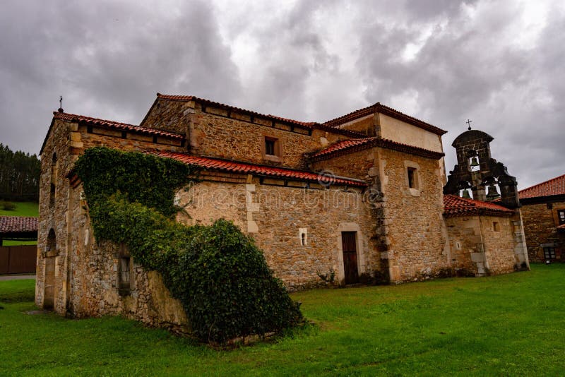 Igreja De San Juan Apostol Y Evangelista De Santianes De Pravia. Imagem ... Igreja De San Juan Apostol Y Evangelista De Santianes De Pravia. Imagem ...