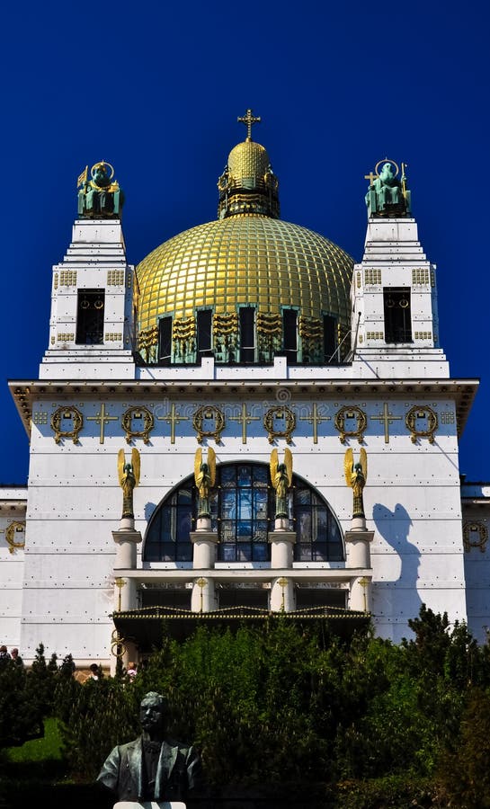 Igreja Impressionante Do Art Deco Com Cuppola Dourado Foto de Stock ...