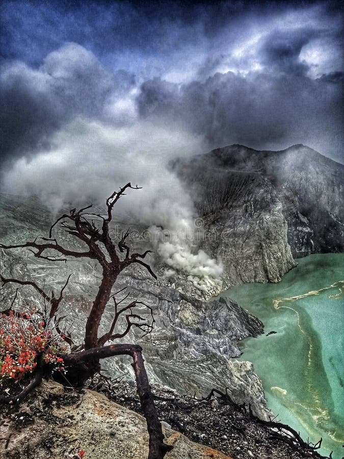 Ijen crater active volcano stock image. Image of sunlight - 262686969