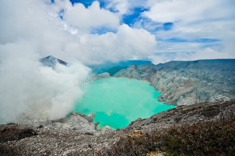 Ijen kawah火山 库存照片. 图片 包括有 火山口, 高原, 游人, 温度, 火山, 云彩, 异乎寻常 - 21228760