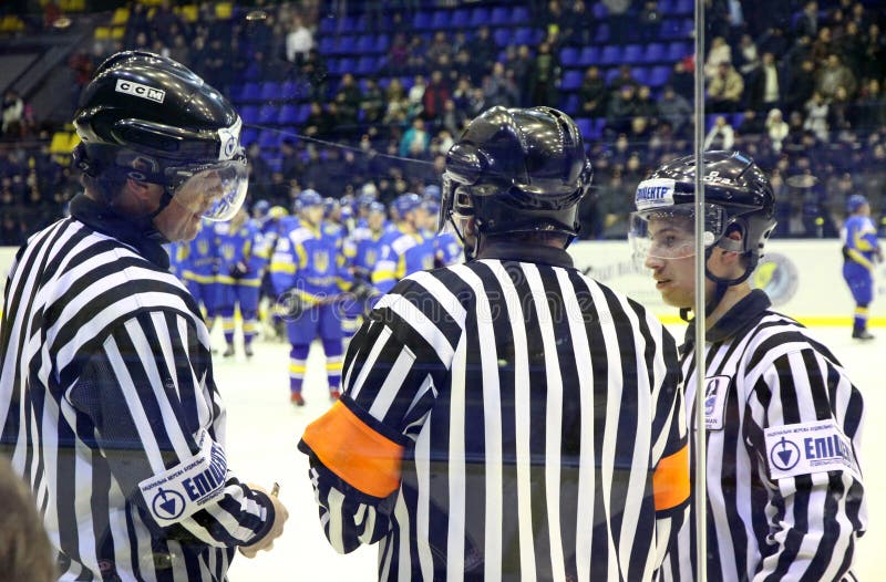 De Scheidsrechter Van Het Hockey Redactionele Afbeelding - Image of ...