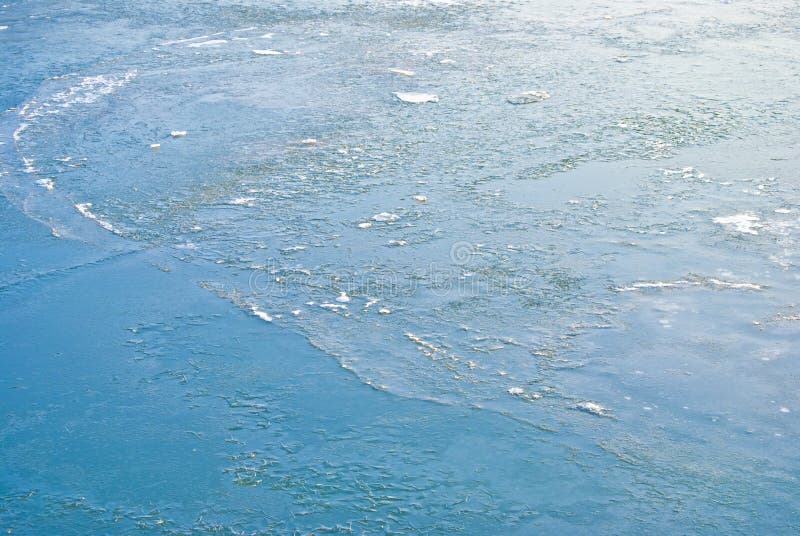 Ijs op water stock afbeelding. Image of zuiver, groot - 18144119