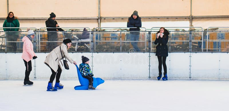 Ijs Schaatsende Vrouw redactionele foto. Image of schaatsen - 108263281