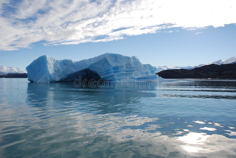 Ijsberg stock afbeelding. Image of water, rivier, ijsbergen - 7261717
