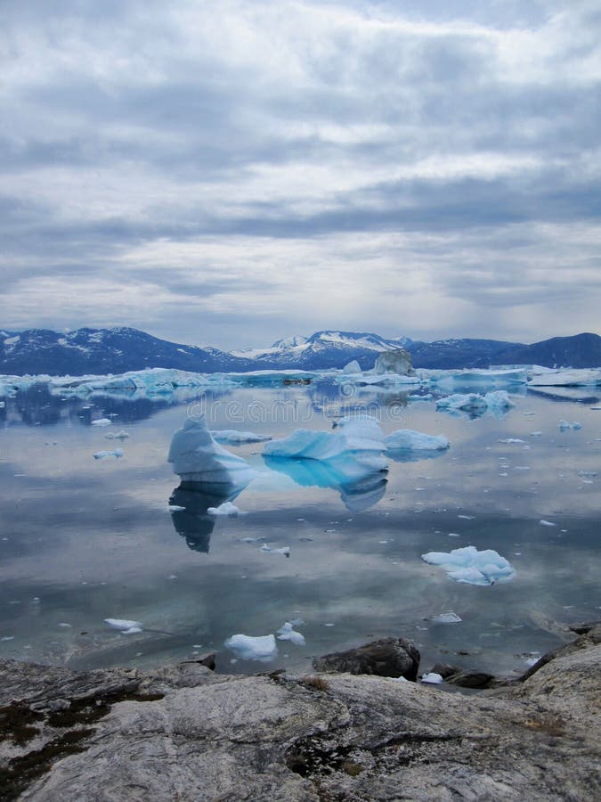 Ijsbergen stock afbeelding. Image of fjord, heuvels, kust - 22648143
