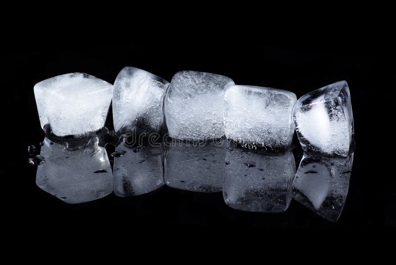 Ijsblokje stock foto. Image of doorzichtig, vierkant - 14365184