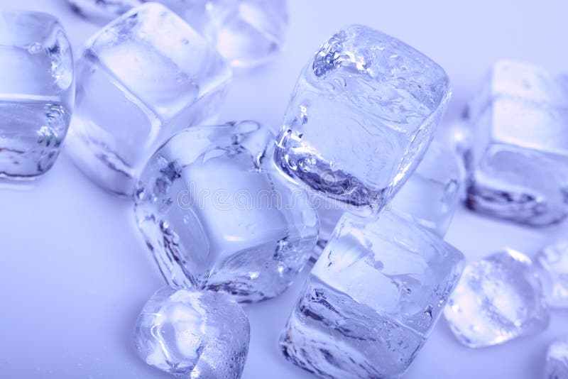 Ijsblokjes stock foto. Image of zuiverheid, bezinning - 12799780