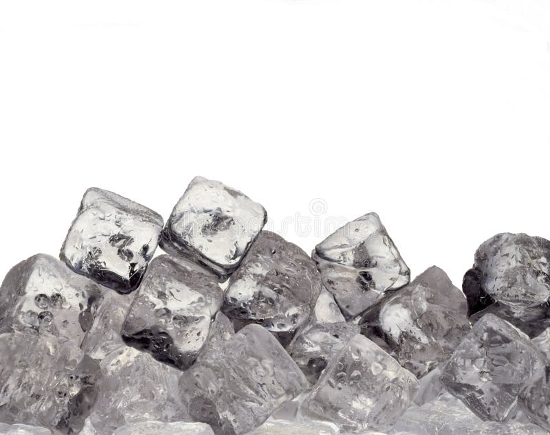 Gestapelde ijsblokjes stock afbeelding. Image of smelten - 14784299