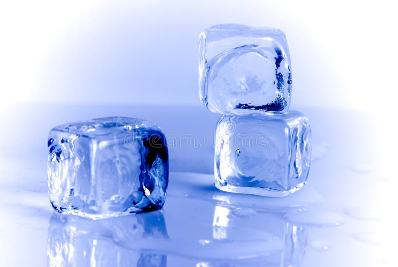 Ijsblokjes stock afbeelding. Image of blauw, dauw, dalingen - 1866913