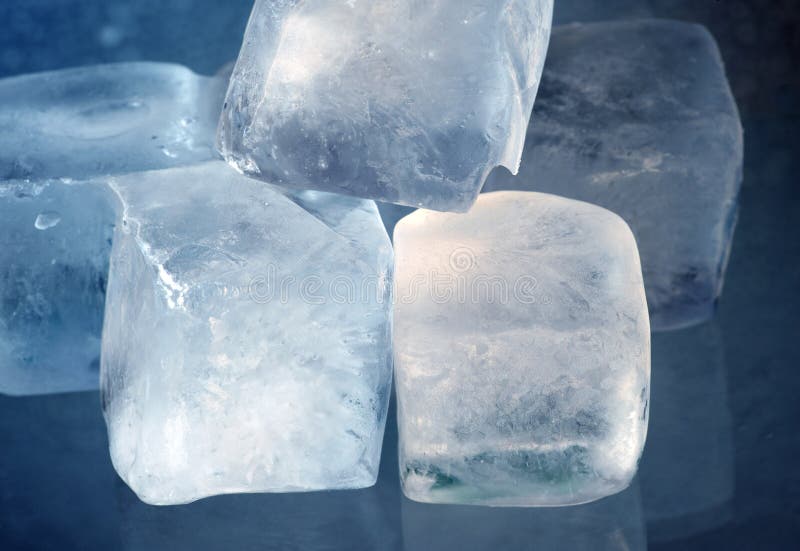 Ijsblokjes stock foto. Image of versheid, blok, bezinning - 29351728