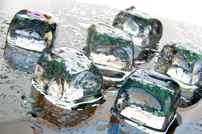 Ijsblokjes stock afbeelding. Image of versheid, vers, melting - 8234421