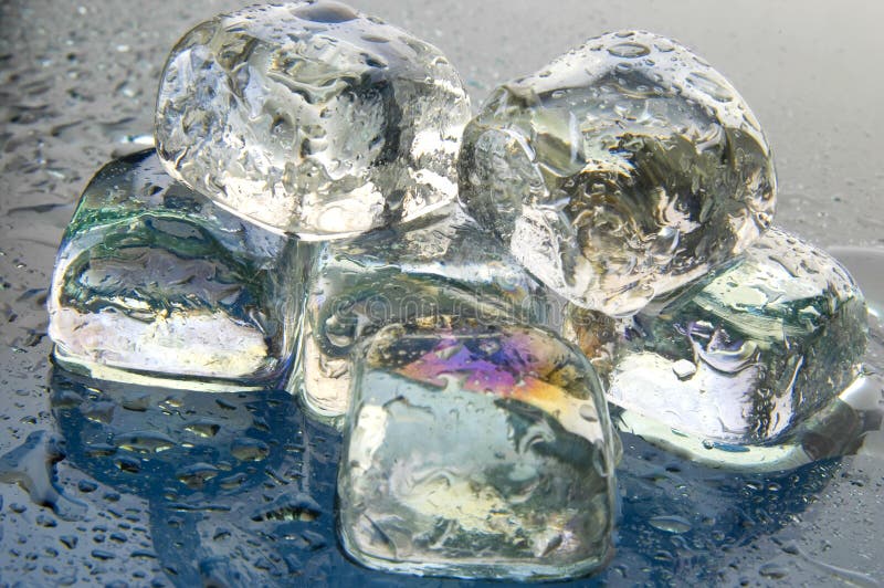 Ijsblokjes stock afbeelding. Image of geïsoleerd, licht - 8234465