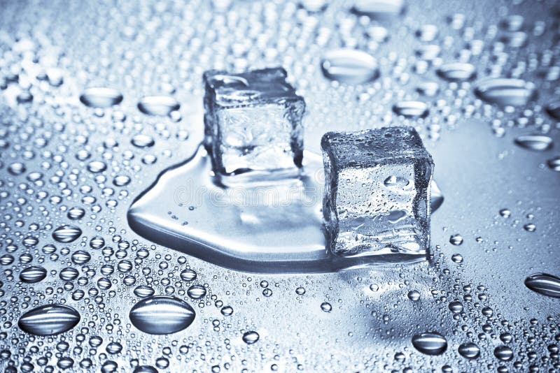 Smeltende ijsblokjes stock afbeelding. Image of ontruim - 13754063