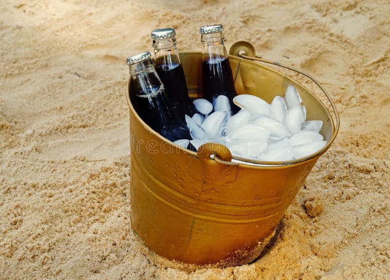 Drankjes op het Strand stock foto. Image of flessen, drinken - 39722528