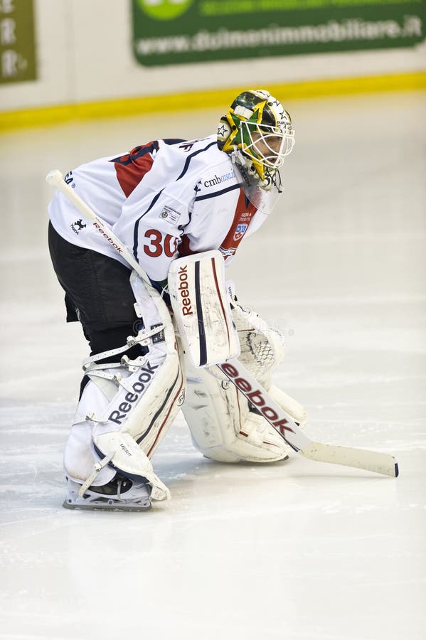 Ijshockey goalie redactionele stock foto. Afbeelding bestaande uit ...
