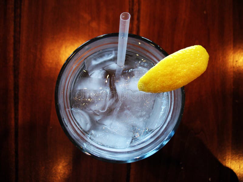Ijswater en Citroen stock afbeelding. Image of verfrissing - 1738713