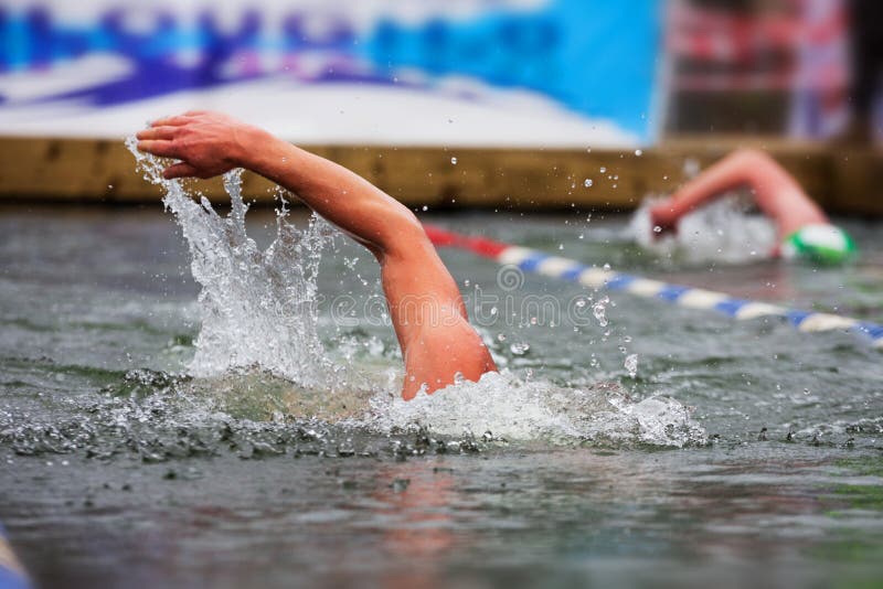 Ijswater het Zwemmen stock foto. Image of vrijetijdsbesteding - 53487550