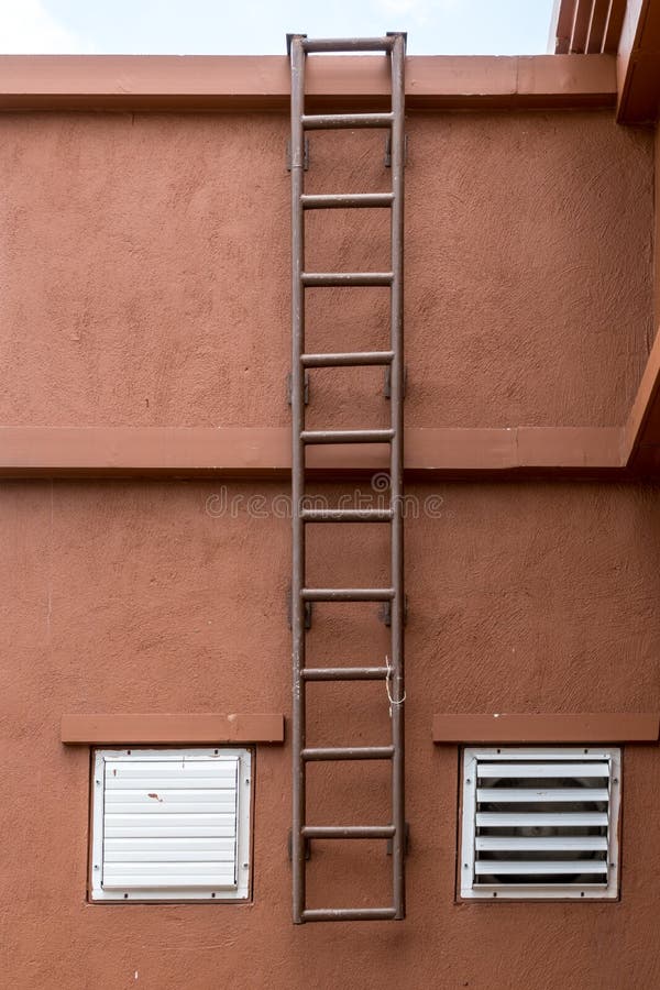 Vaste Ladder Met Veiligheidskooien Stock Afbeelding - Image of stap ...