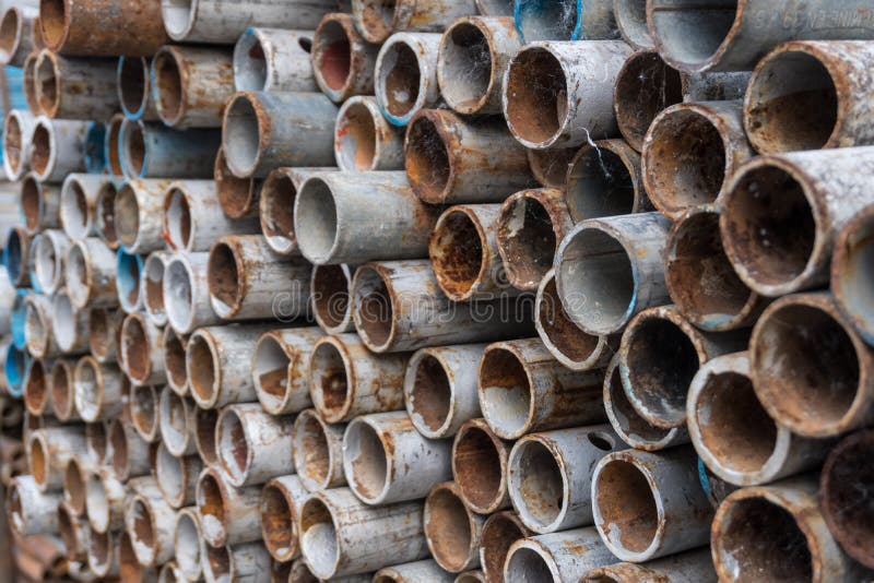 De Buizen Van Het Ijzer Met Roest Stock Afbeelding - Image of metaal ...