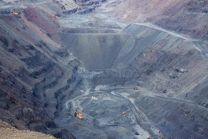 Openbouw van ijzererts stock foto. Image of zwaar, ontwikkeling - 82067718