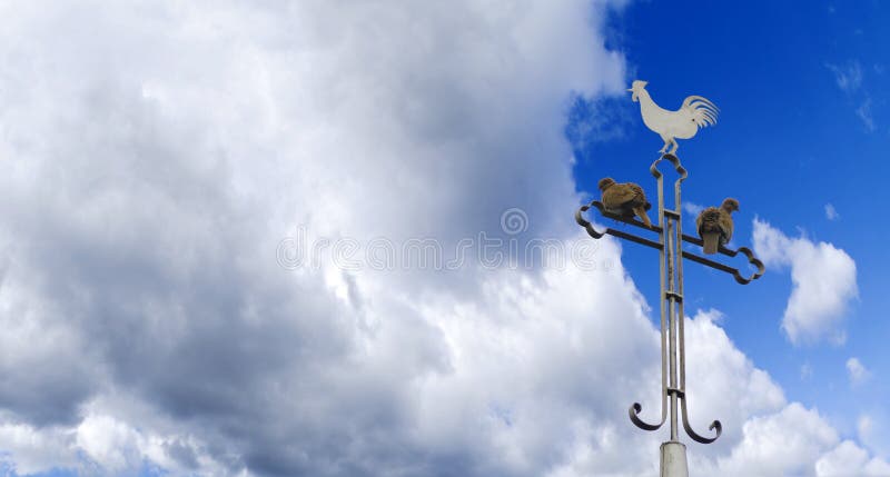 Ijzerkruis Met Weerhaan En Twee Duiven Stock Afbeelding - Image of ...