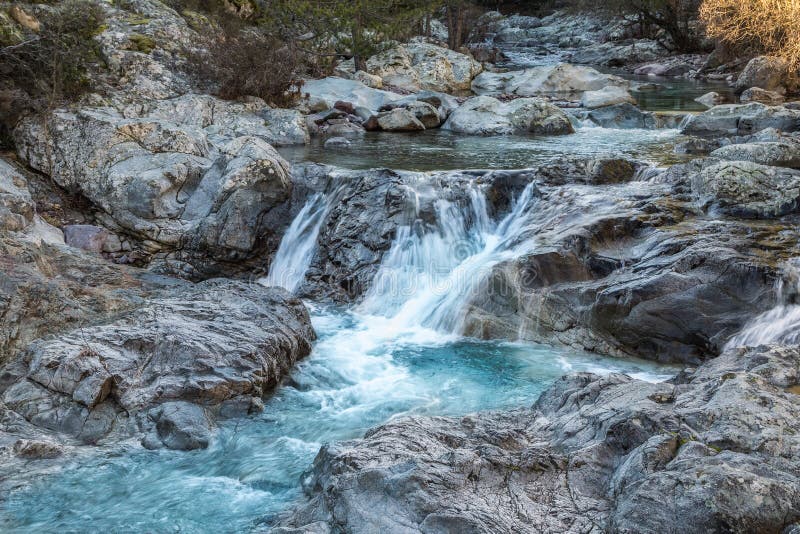 Ijzig Water Die Over Rotsen in Corsica Stromen Stock Foto - Image of ...
