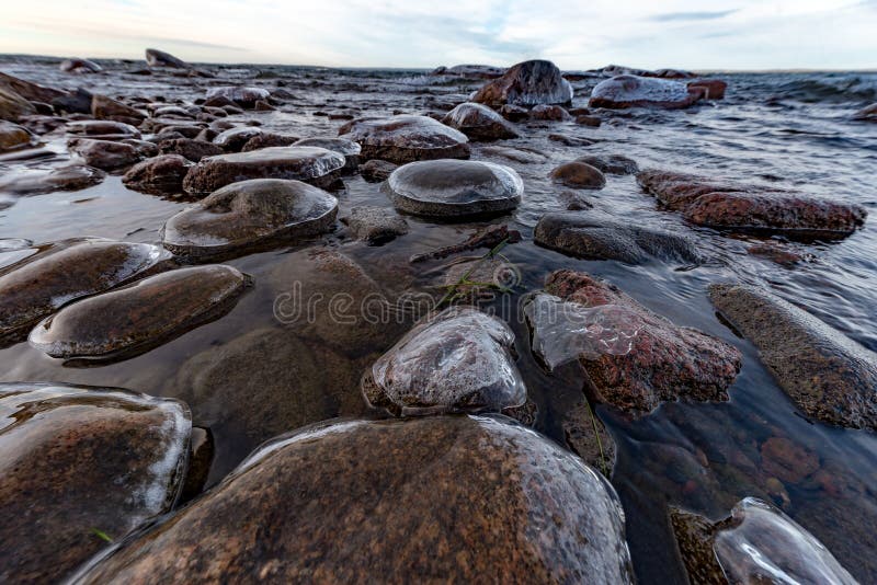 Ijzige Stenen Op Strand Dichtbij Meer Vattern Stock Foto - Image of ...