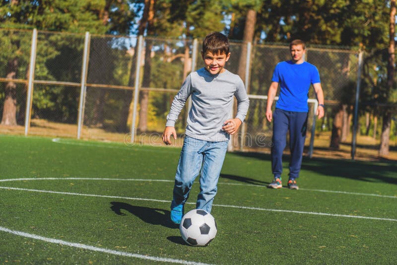 Ik Houd Van Speel Voetbal Met Mijn Papa Stock Foto - Image of gras ... Ik Houd Van Speel Voetbal Met Mijn Papa Stock Foto - Image of gras ...