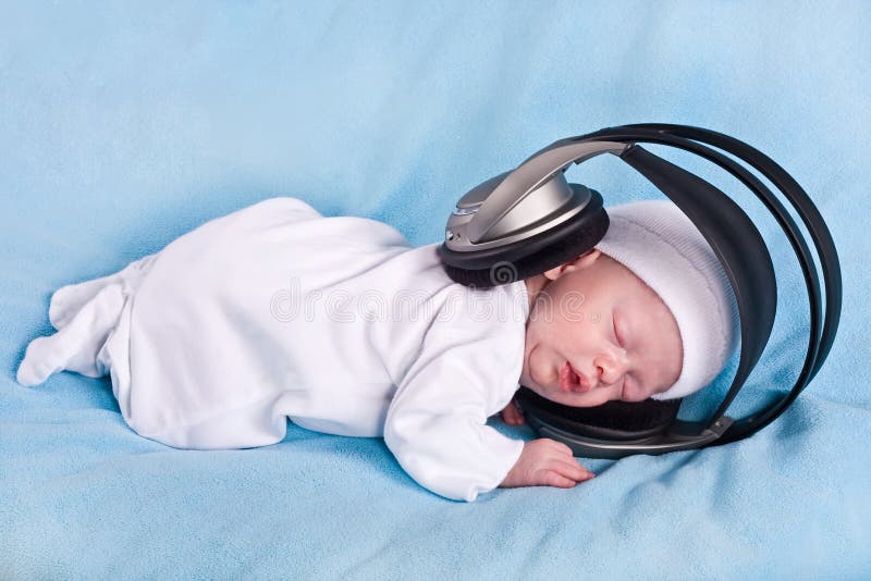 Il bambino appena nato immagine stock. Immagine di affettuoso - 17487955 Il bambino appena nato immagine stock. Immagine di affettuoso - 17487955