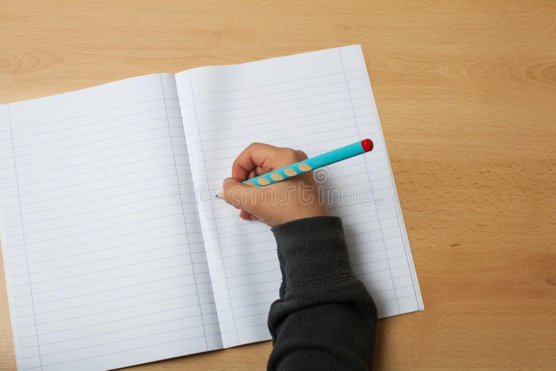Il Bambino Scrive Su Un Taccuino Immagine Stock - Immagine di sfondo ...