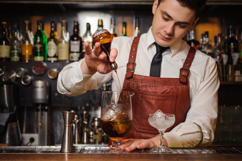 Barista Che Fa Un Cocktail Fresco E Dolce Di Estate Facendo Uso Dell ...