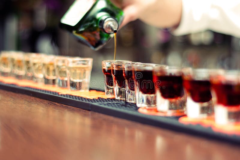 Il Barista Versa La Bevanda Alcolica Fotografia Stock - Immagine di ...