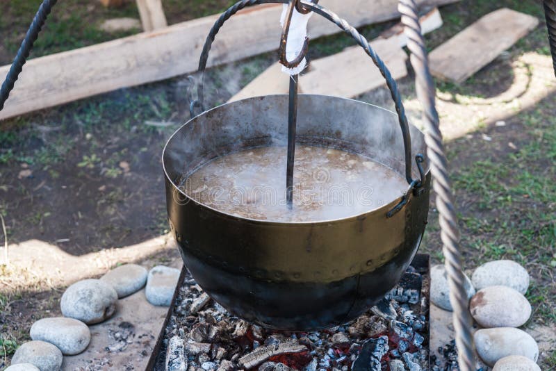 Calderone medievale immagine stock. Immagine di nero - 32397803