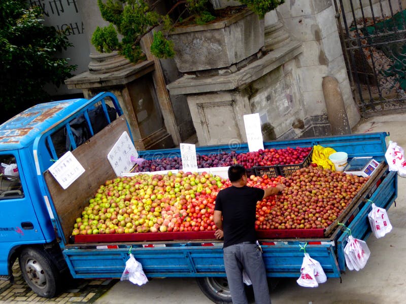 Vendita Frutta E Delle Verdure Dal Camion Immagine Stock Editoriale ...