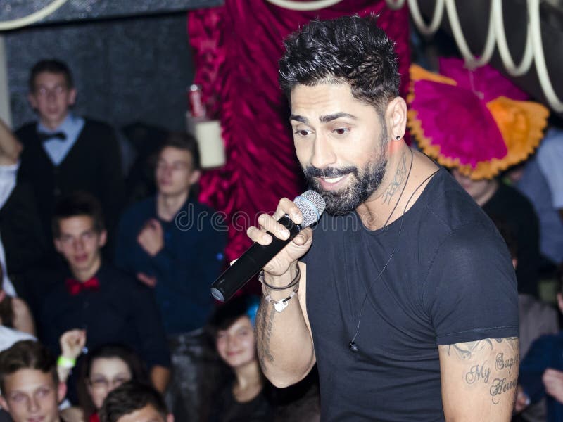 Il Cantante Rumeno Si Collega-r Immagine Editoriale - Immagine di fase ...