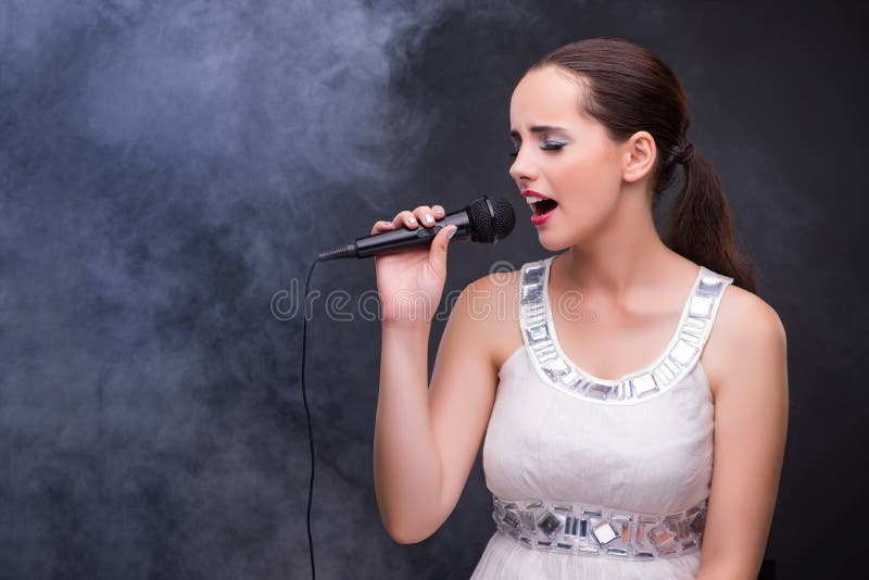 Il Canto Della Ragazza Nel Club Di Karaoke Immagine Stock - Immagine di ... Il Canto Della Ragazza Nel Club Di Karaoke Immagine Stock - Immagine di ...