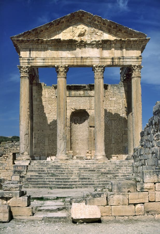 Il Capitolium di Dougga immagine stock. Immagine di antico - 6017333