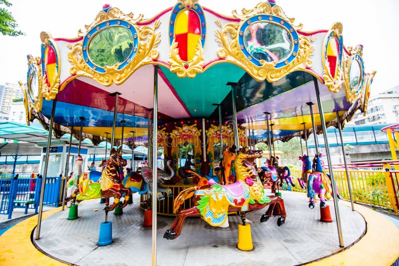 Il Carosello Allegro Va Tondo Immagine Stock - Immagine di legno ...