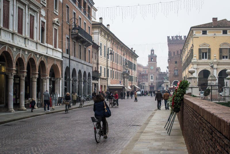 Il centro di Ferrara immagine stock editoriale. Immagine di monumento ...