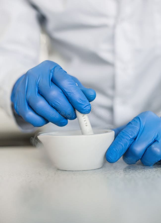 Il Chimico Esegue Un Esperimento Con Azoto Liquido Immagine Stock ...