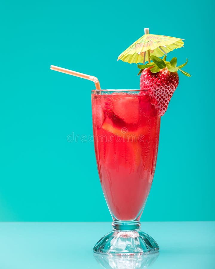 Cocktail Alla Fragola Con Guarnizione. Scatto in Studio Fotografia ...