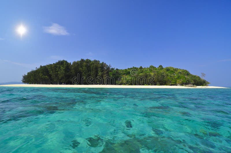 Il Colore Verde E L'isola Del Mare Fotografia Stock - Immagine di baia ...