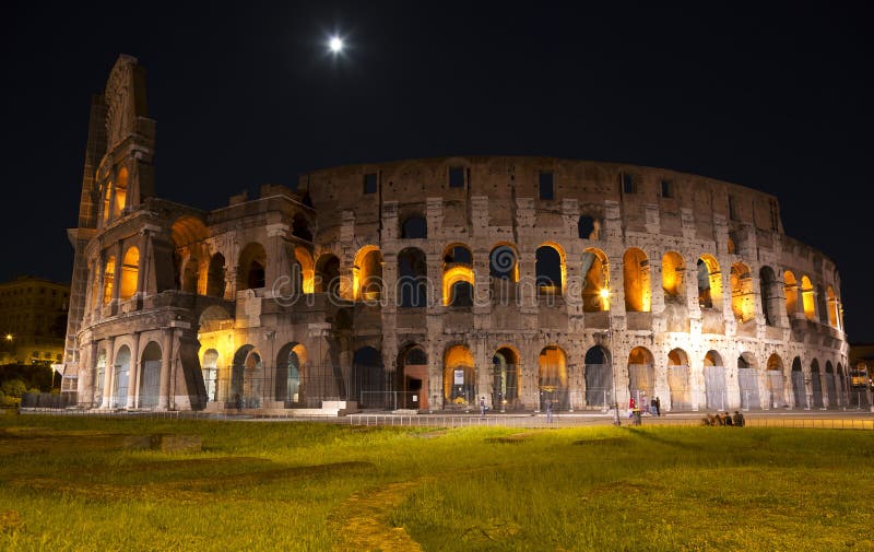 Il Colosseum Alla Notte Della Luna Roma Fotografia Stock - Immagine di ...